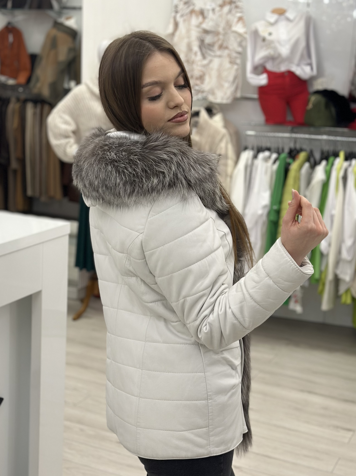 Geaca alba din piele naturala cu blana de vulpe argintie la gluga