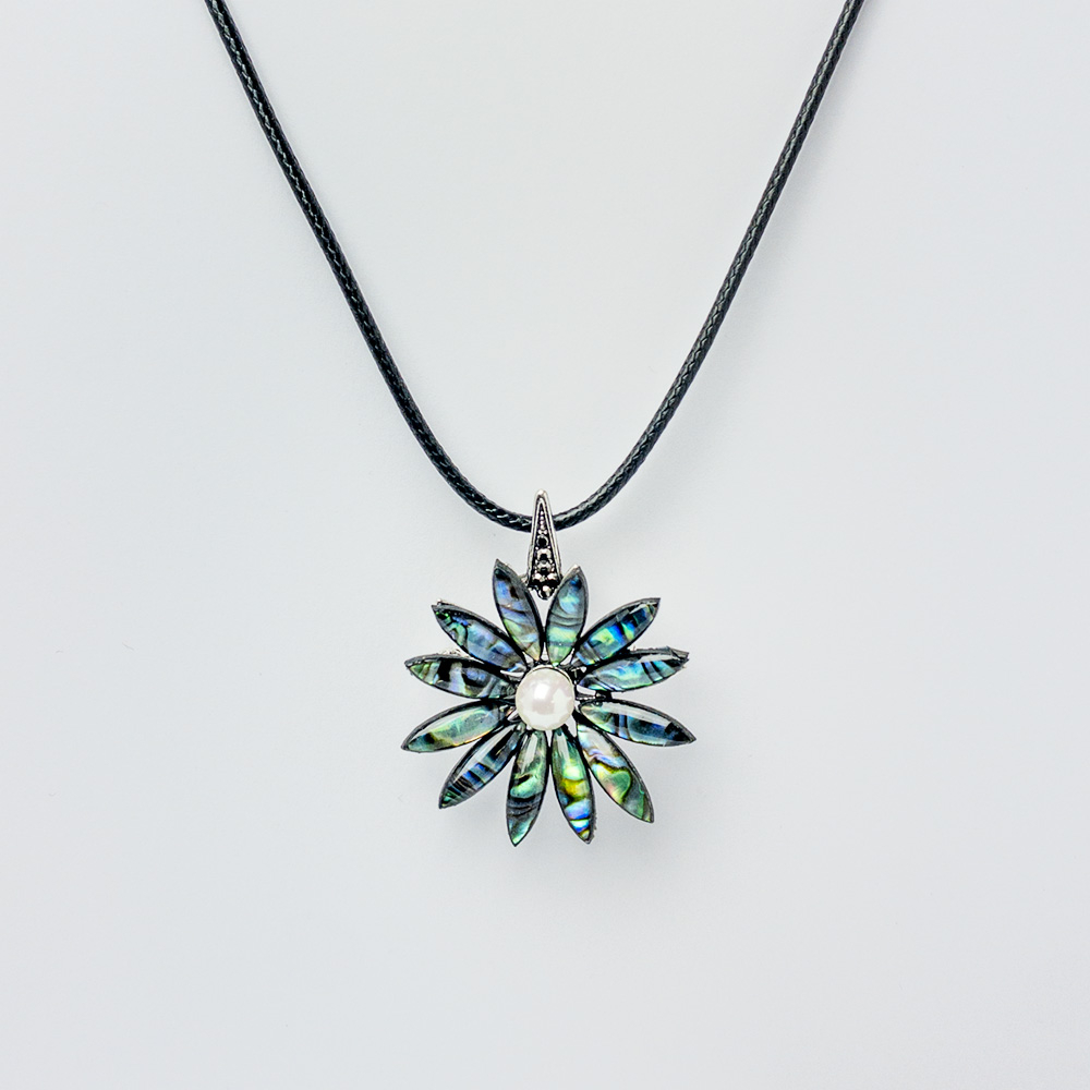 Brosa pandant metalica argintie, floare cu petale din paua shell si ...