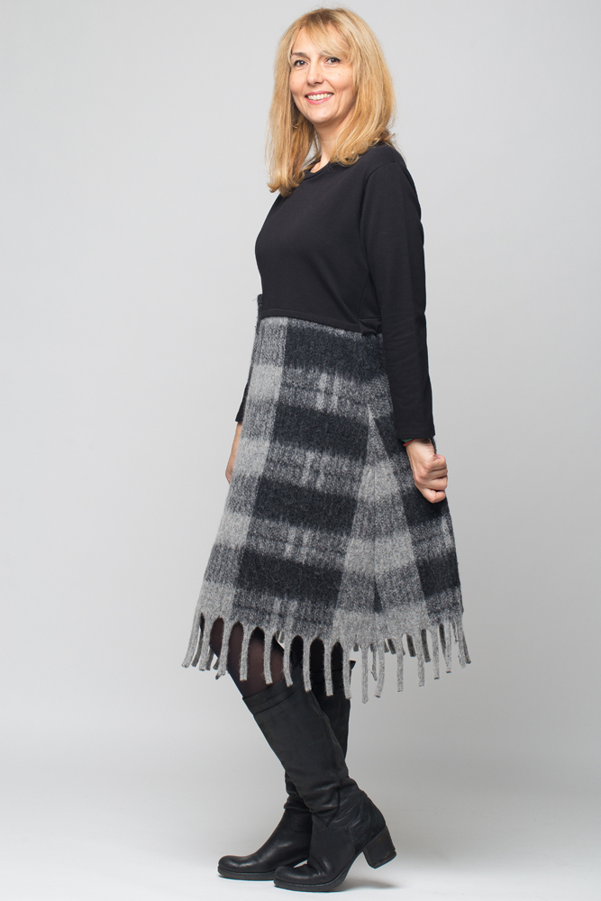 Rochie gri-negru din lana ecozez cu franjuri si paiete