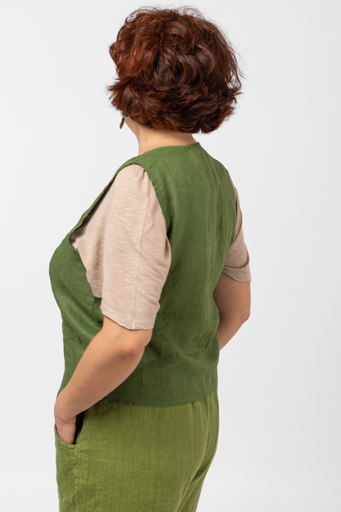 Vesta trendy din in cu colturi si nasturi de lemn, verde olive