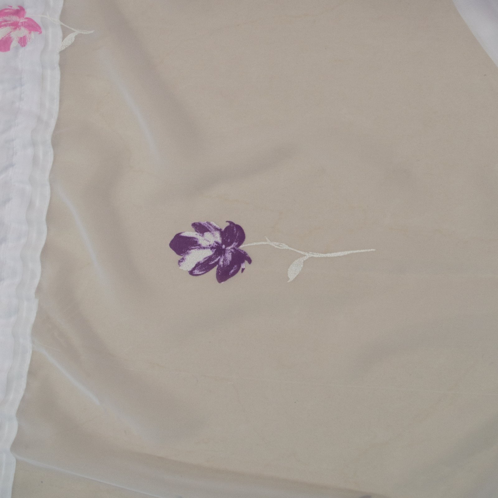 Perdea Velaria voal alb cu flori mov si roz, 190x150 cm