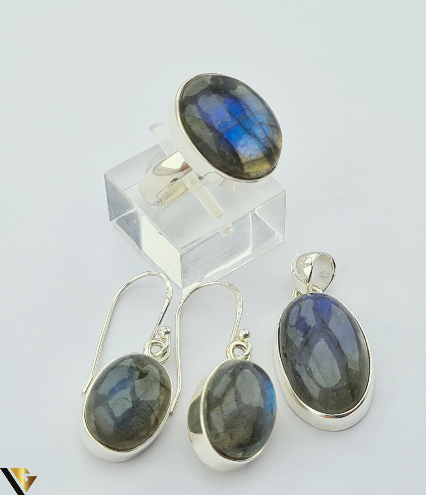 Set format din pandant,inel si cercei din argint 925 16.55grame Dimensiuni pandant: 29mm / 13mm ...