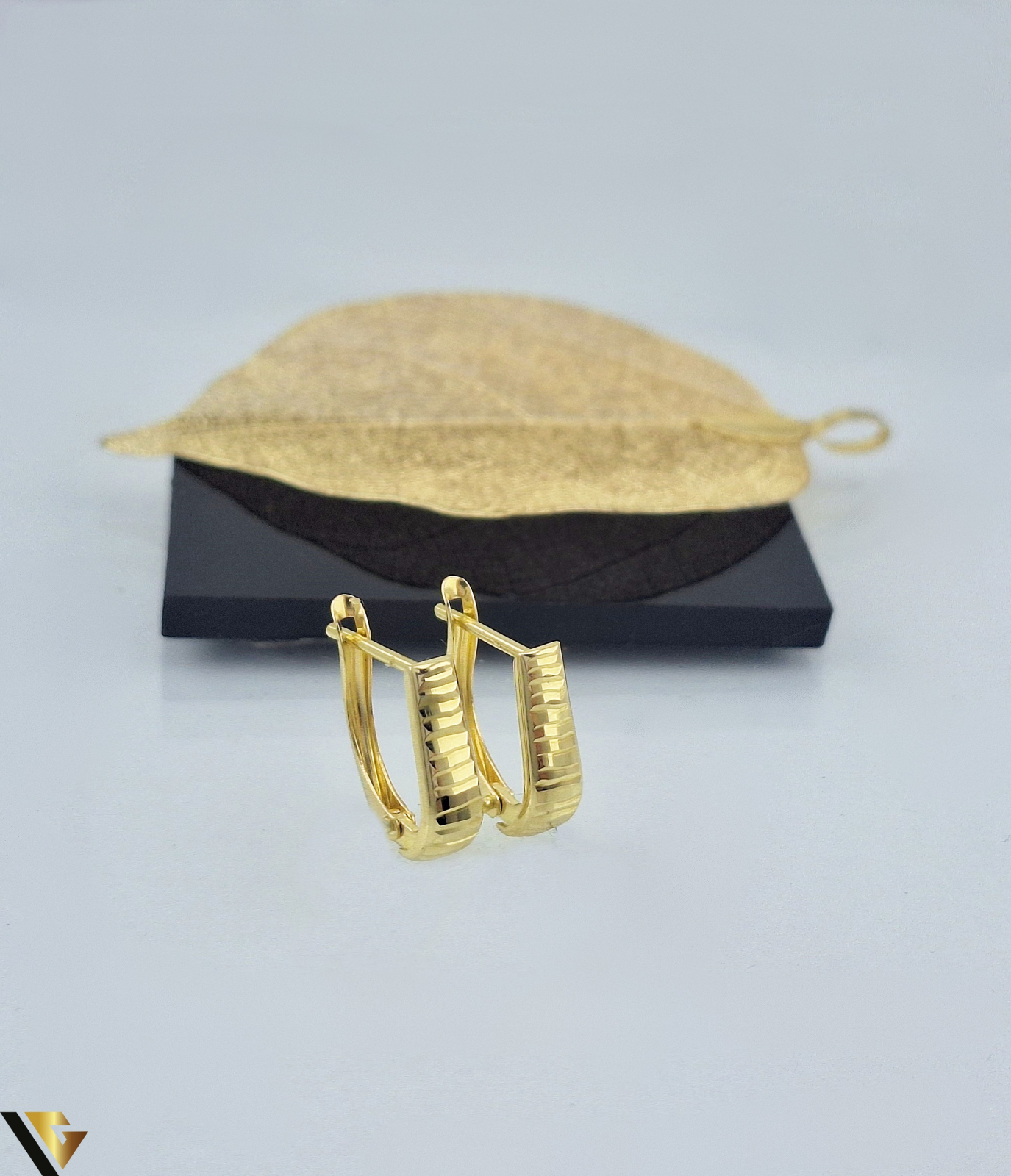 Cercei din aur 14k Greutate :1.35 grame Lungimea :16 mm Latime: 5 mm ...