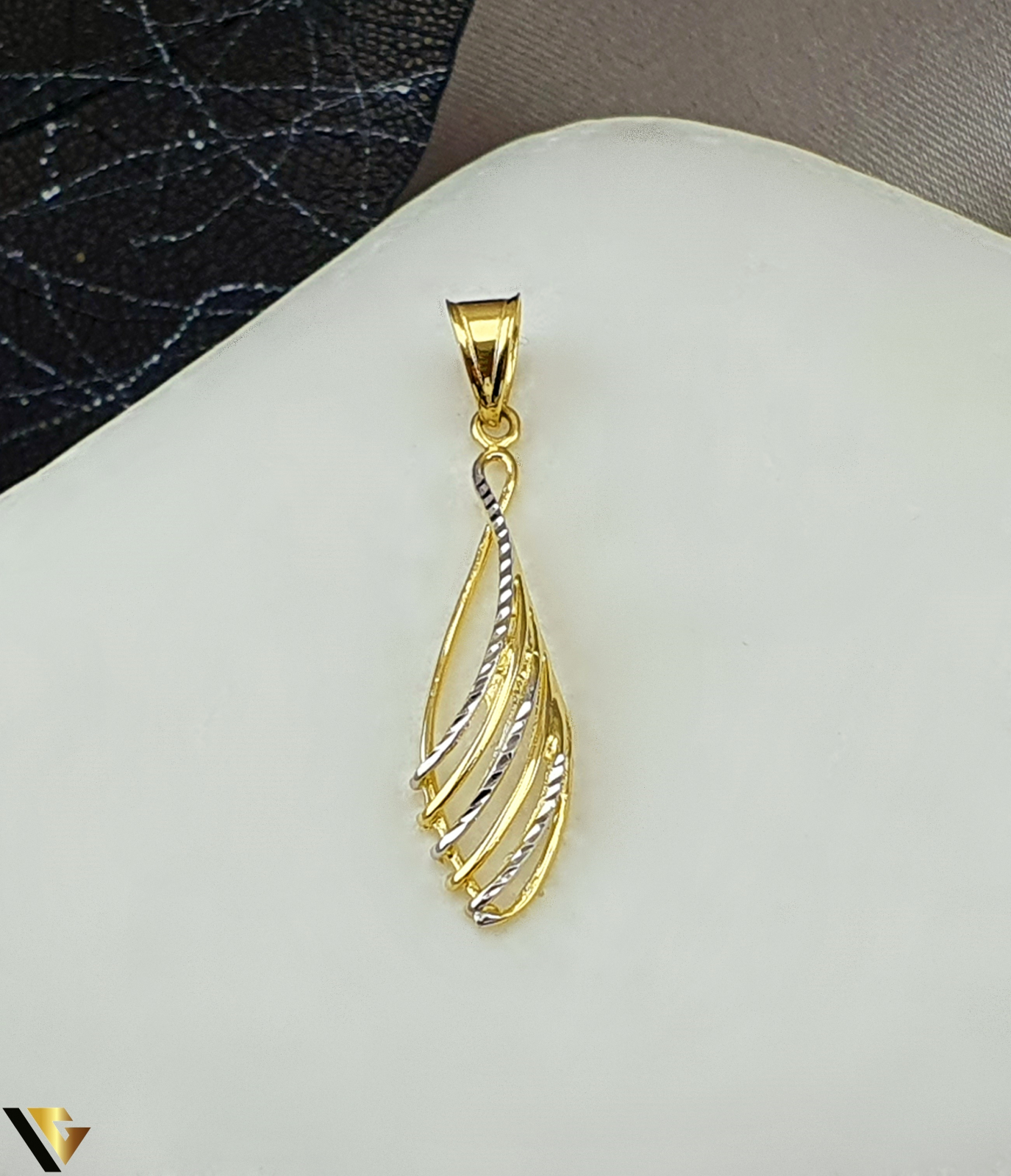 Pandantiv aur 14K Greutate: 0.90 grame Lungime: 35 mm ( cu anou ...