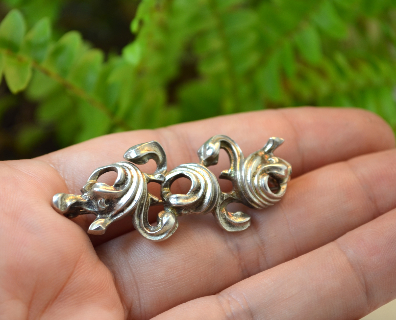 Brosa argint veche, estetica Baroque, semnata