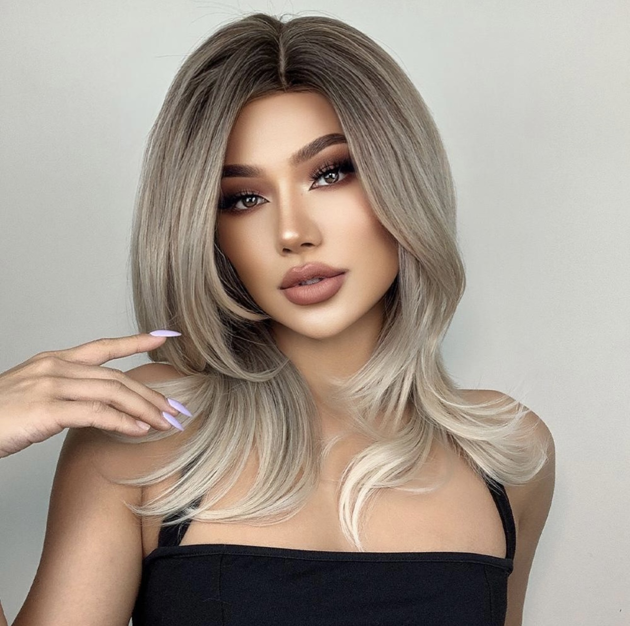 Peruca C971 Blonda Ombre Platinata cu Breton si Par Filat Gri