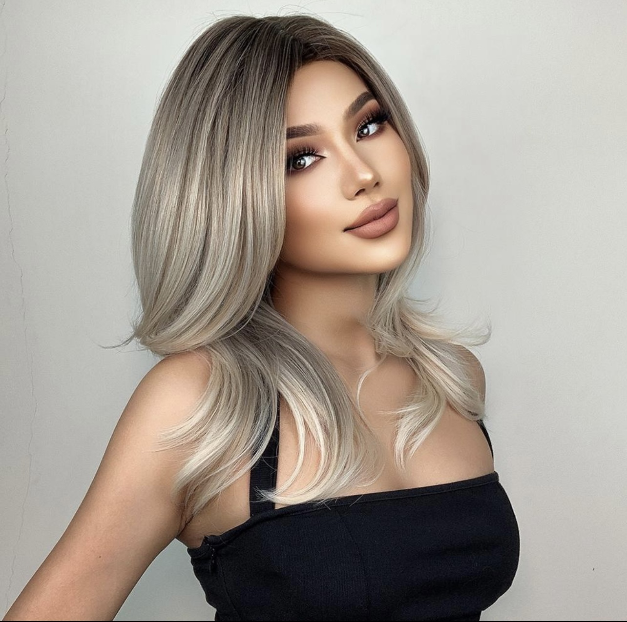 Peruca C971 Blonda Ombre Platinata cu Breton si Par Filat Gri