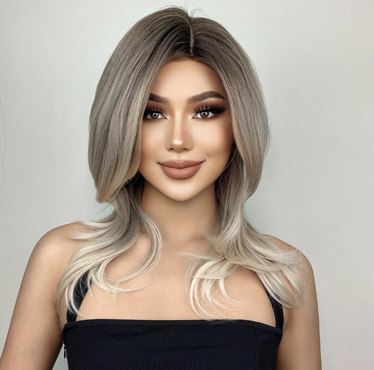 Peruca C971 Blonda Ombre Platinata cu Breton si Par Filat Gri