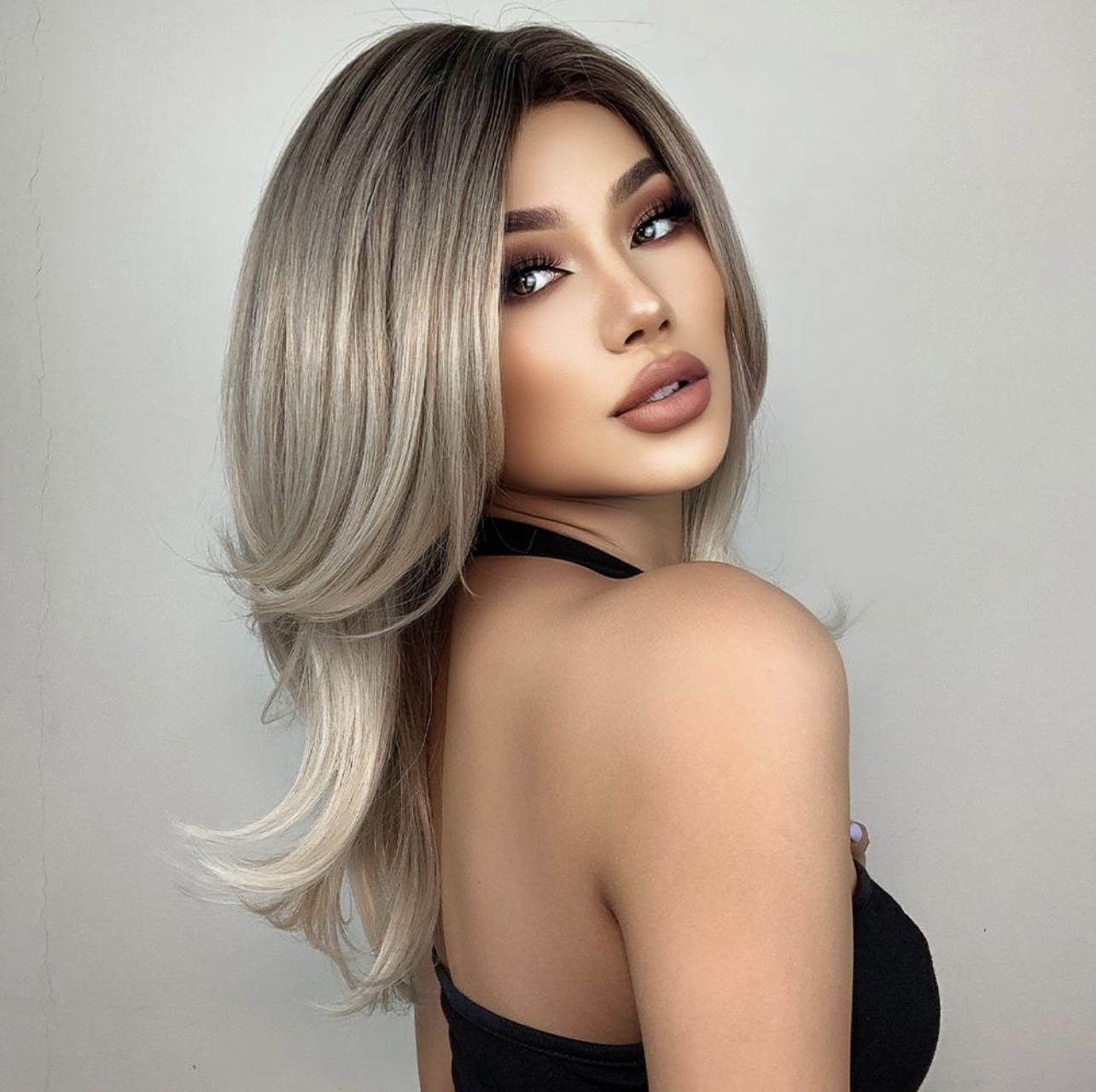 Peruca C971 Blonda Ombre Platinata cu Breton si Par Filat Gri