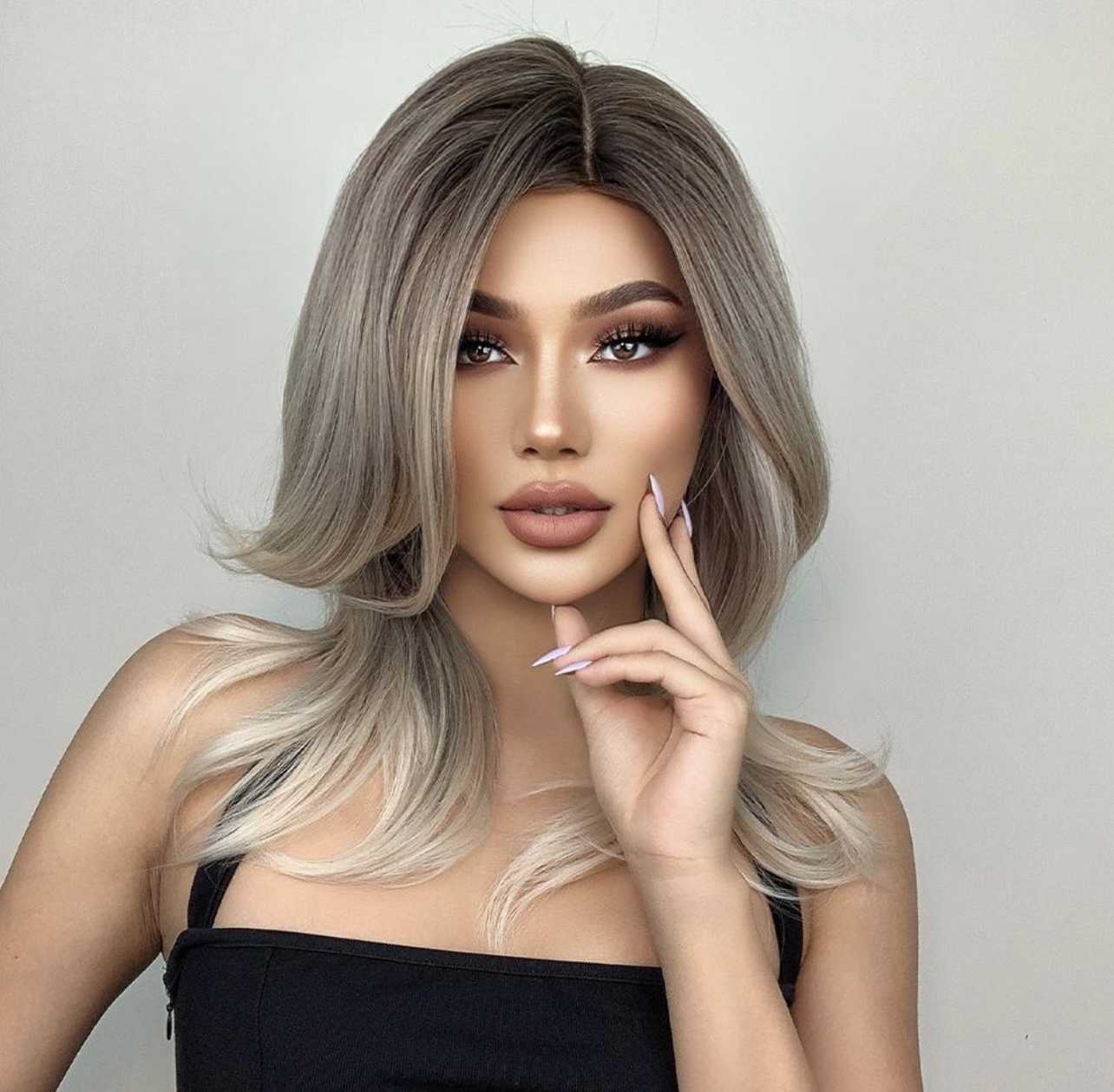 Peruca C971 Blonda Ombre Platinata cu Breton si Par Filat Gri