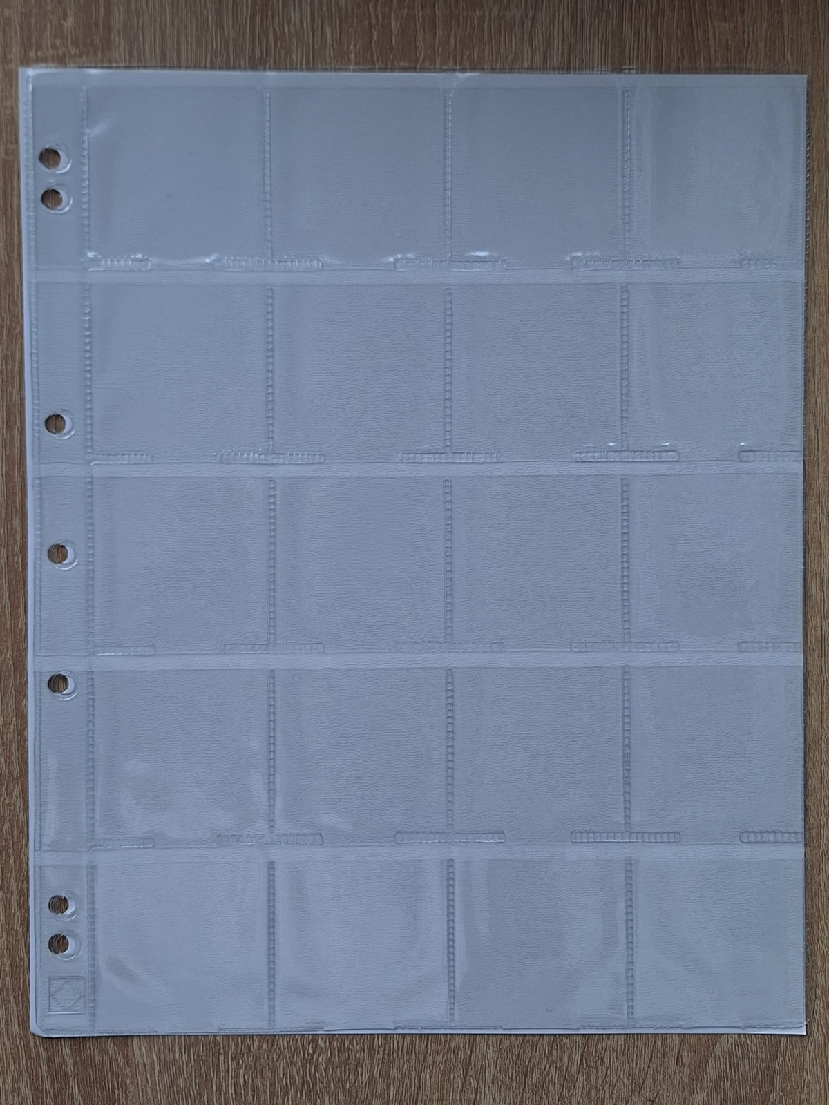 Folie pentru monede in cartonase autoadezive, 20 spatii + separator alb ...