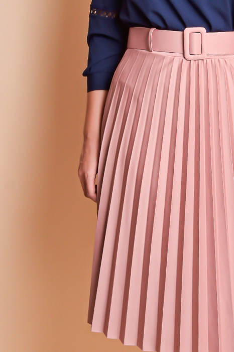 Fusta office plisata roz pudrat cu centura in talie