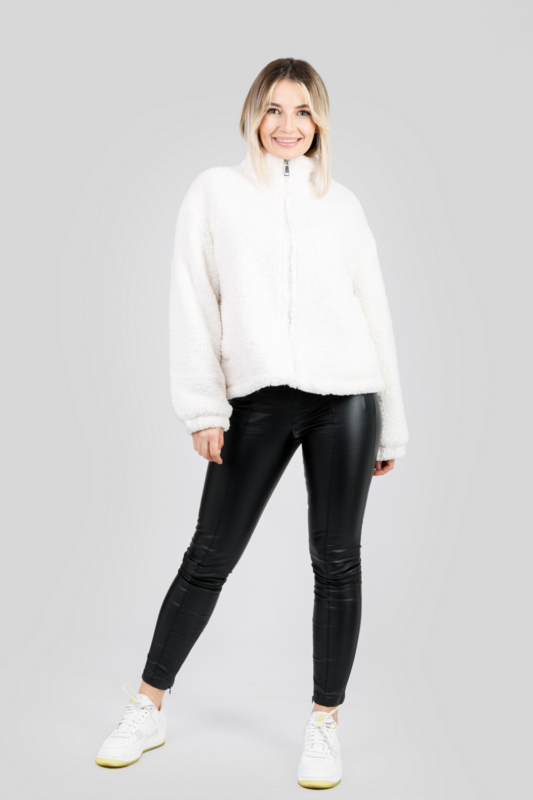 Geaca alba din blanita sintetica