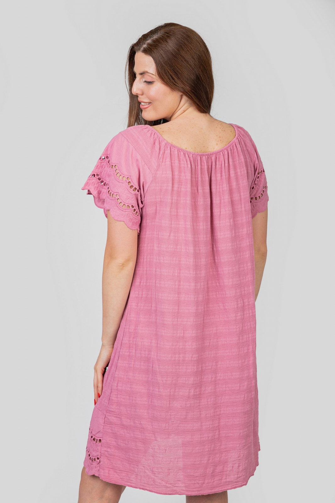 Rochie roz cu detaliu perforat