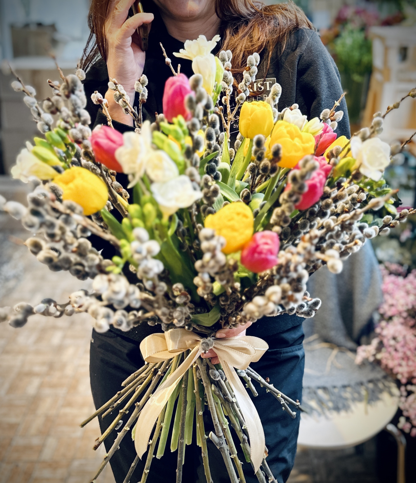 Buchet mix colorat cu lalele, frezii, salix 23 flori