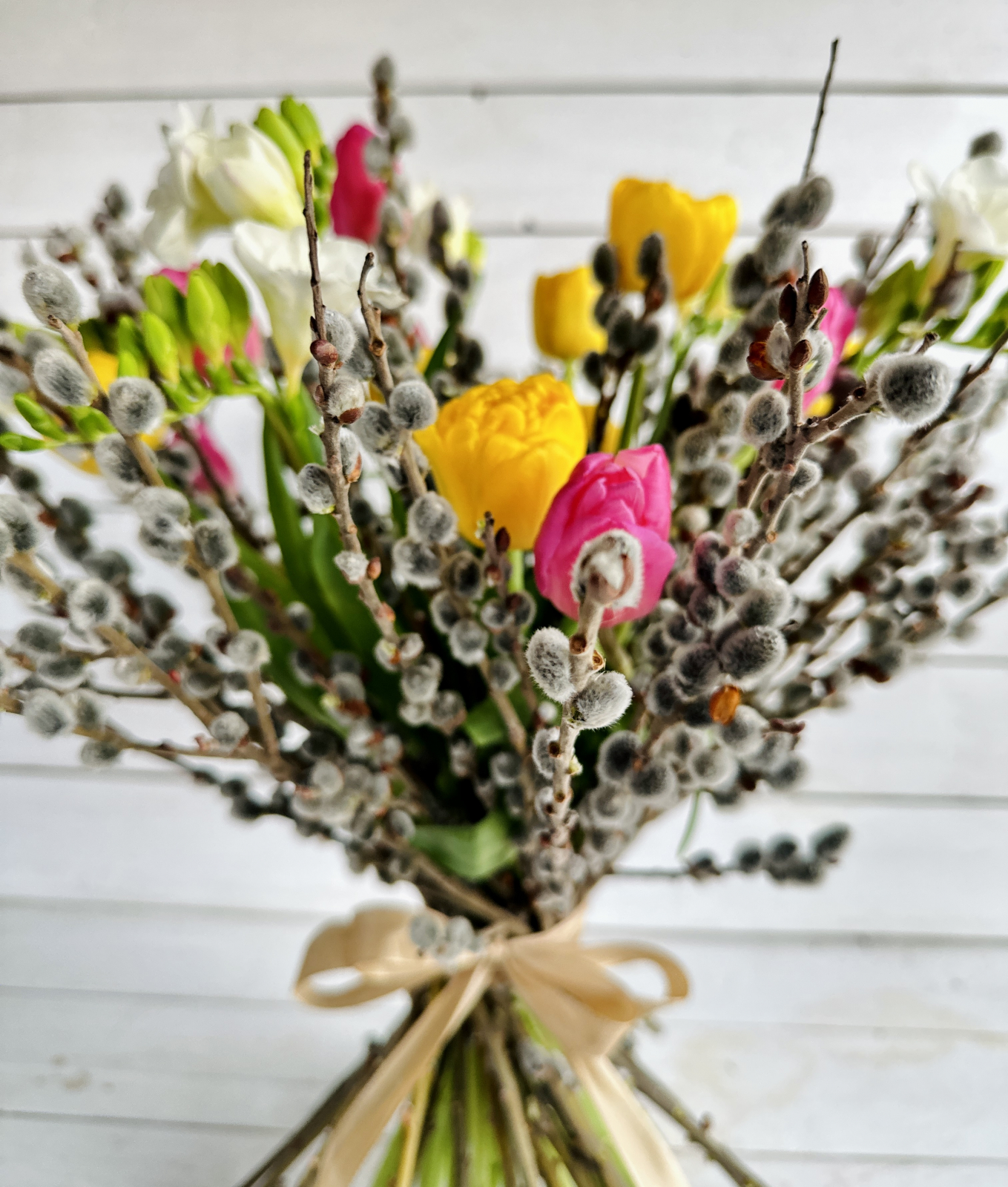 Buchet mix colorat cu lalele, frezii, salix 23 flori