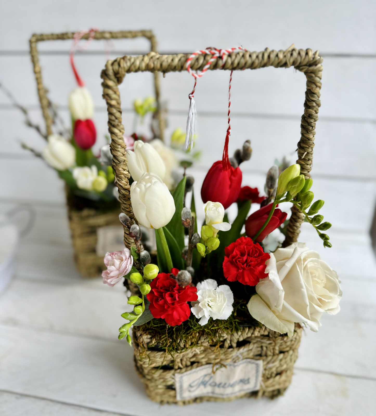 Cos cu flori de primavara alb rosu