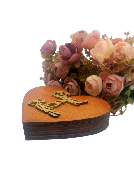 Cutie inima pentru verighete, maro, 10 x 5.5 cm, din lemn, personalizabila