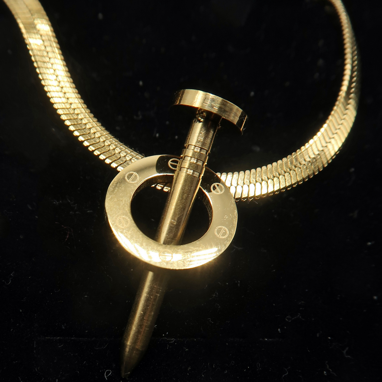 Colier Cui Otel inoxidabil Auriu - Simbol al puterii si prosperitatii ...