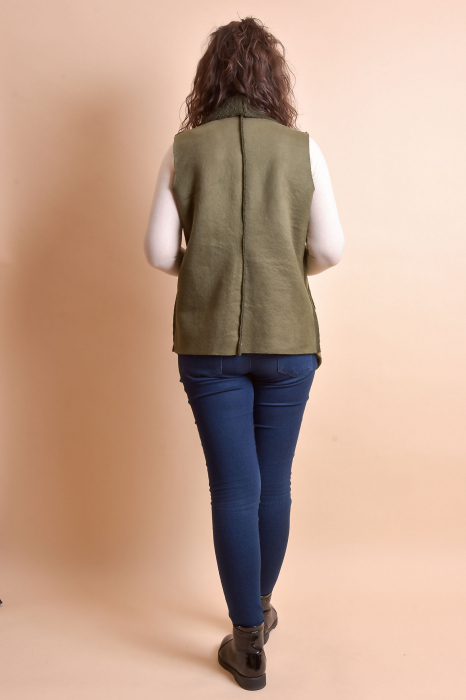 Vesta tip cojoc kaki cu buzunare aplicate si baza in colturi