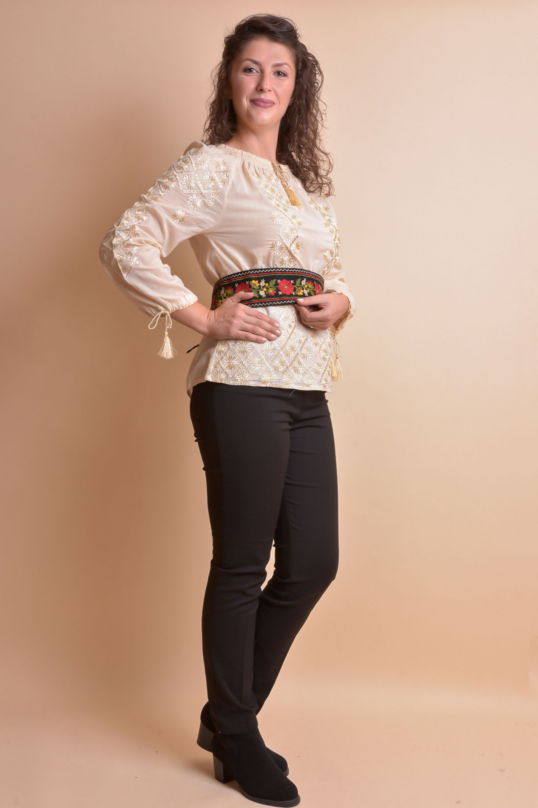 Brau traditional negru cu motiv floral multicolor Maria