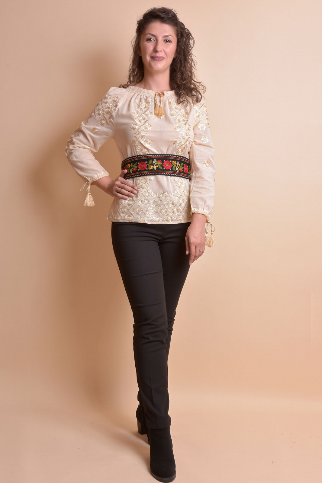 Brau traditional negru cu motiv floral multicolor Maria