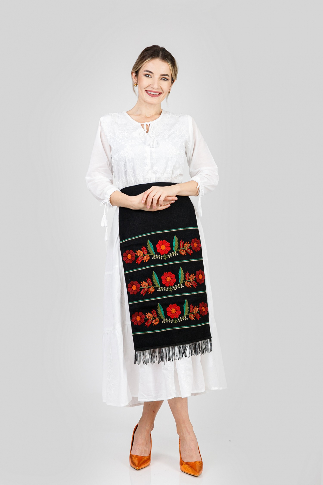 Catrinta traditionala neagra cu broderie florala multicolora Margareta