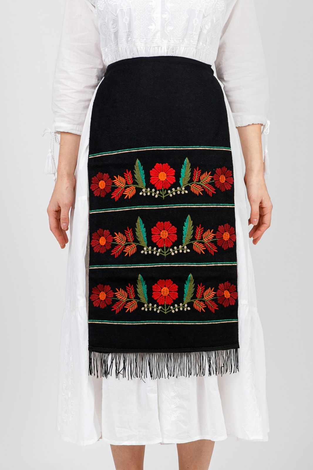 Catrinta traditionala neagra cu broderie florala multicolora Margareta