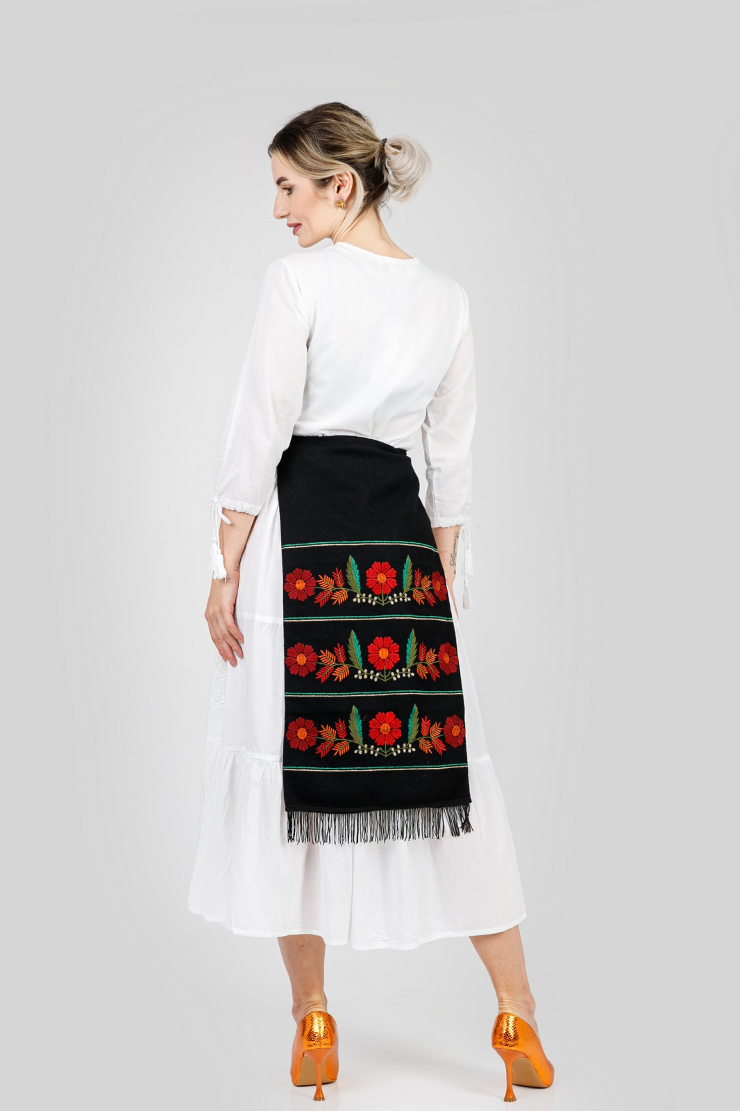 Catrinta traditionala neagra cu broderie florala multicolora Margareta