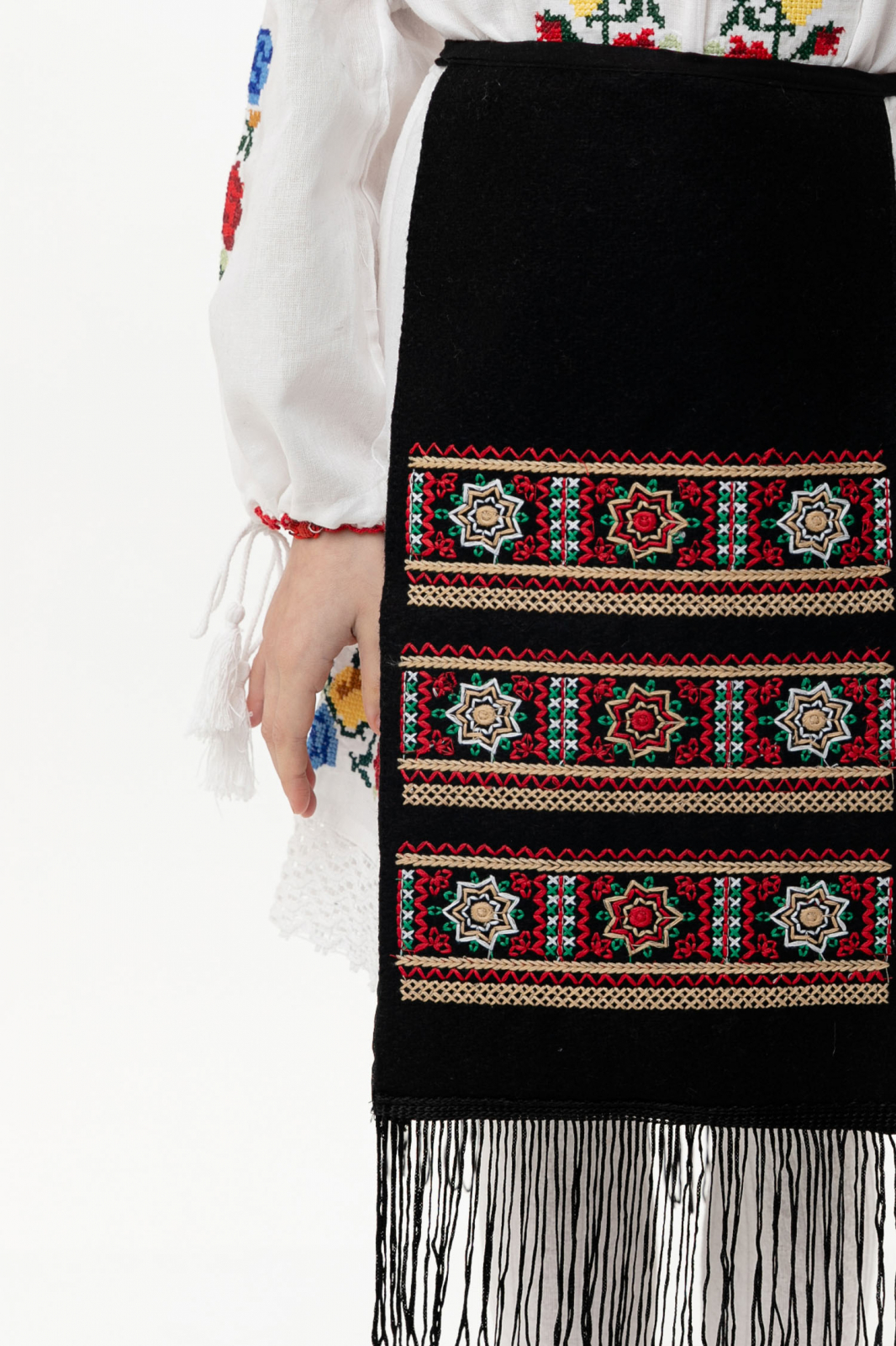 Catrinta traditionala neagra pentru fetite cu broderie florala ...