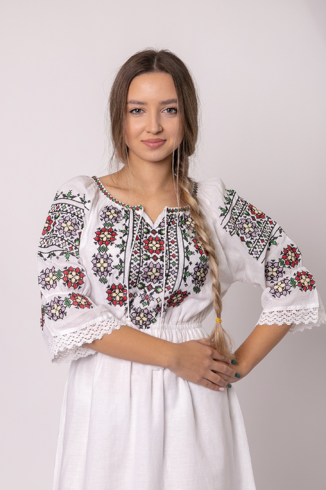 Rochie traditionala midi alba cu motiv floral multicolor Emanuela