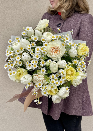 Buchet cu narcise, lalele, musetel si ranunculus