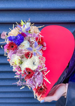 Cutie de lemn in forma de inima cu flori si bomboane.