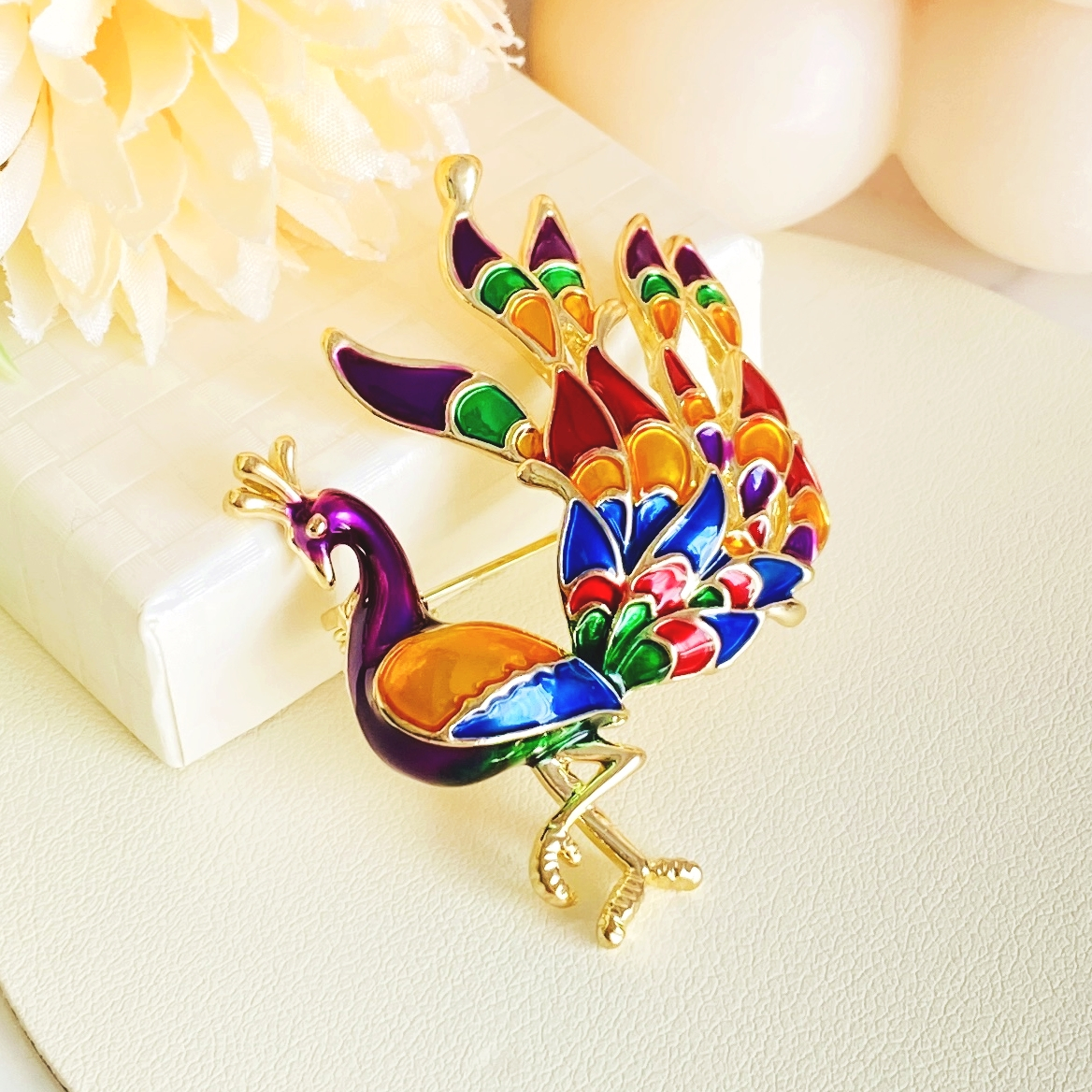 Brosa Paun Colorat - Bijuterii Femei | ZURIEVA