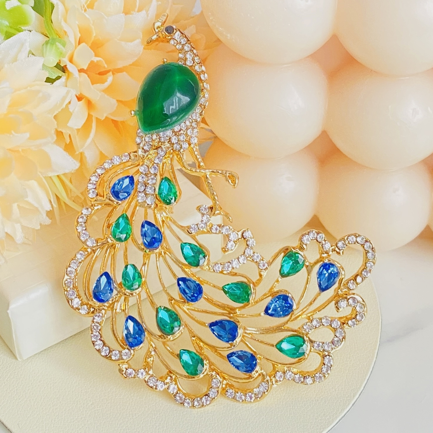 Brosa Paun Cristale Verzi Albastre - Bijuterii Femei | ZURIEVA