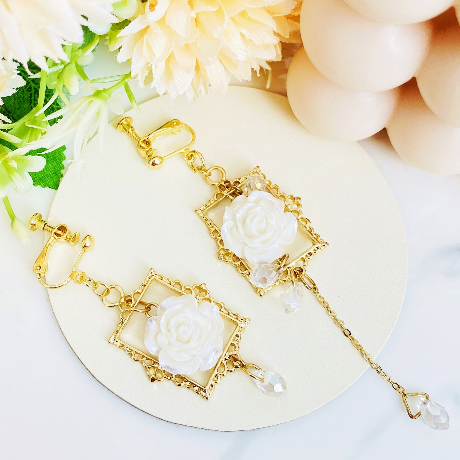 Cercei Clipsuri Flori Albe - Bijuterii Femei | ZURIEVA