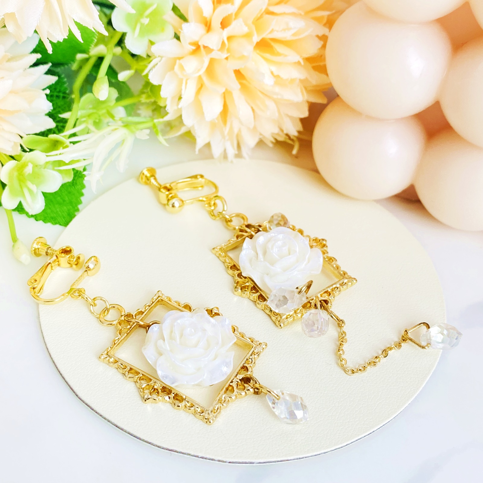 Cercei Clipsuri Flori Albe - Bijuterii Femei | ZURIEVA