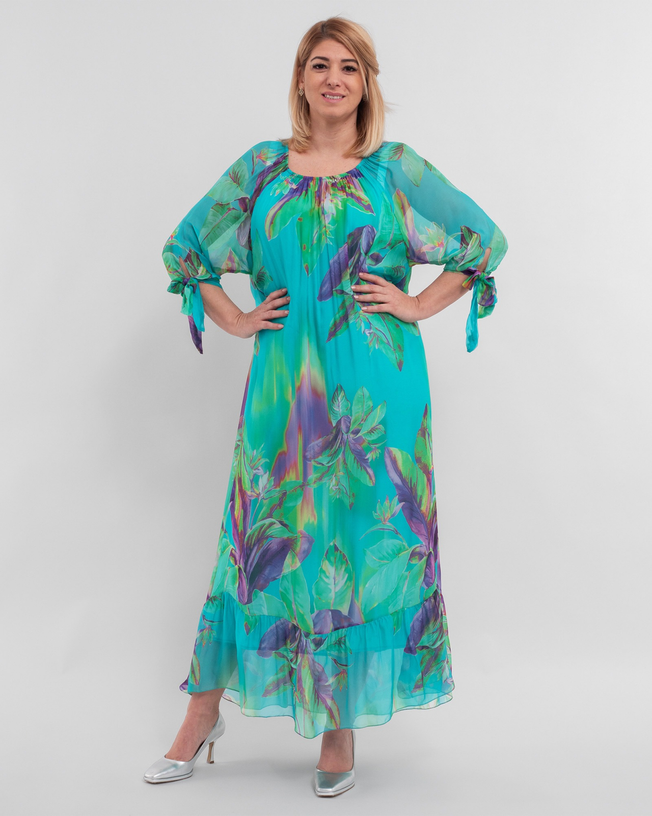 Cu o silueta vaporoasa, maneci elegante cu funde si un material lejer ...