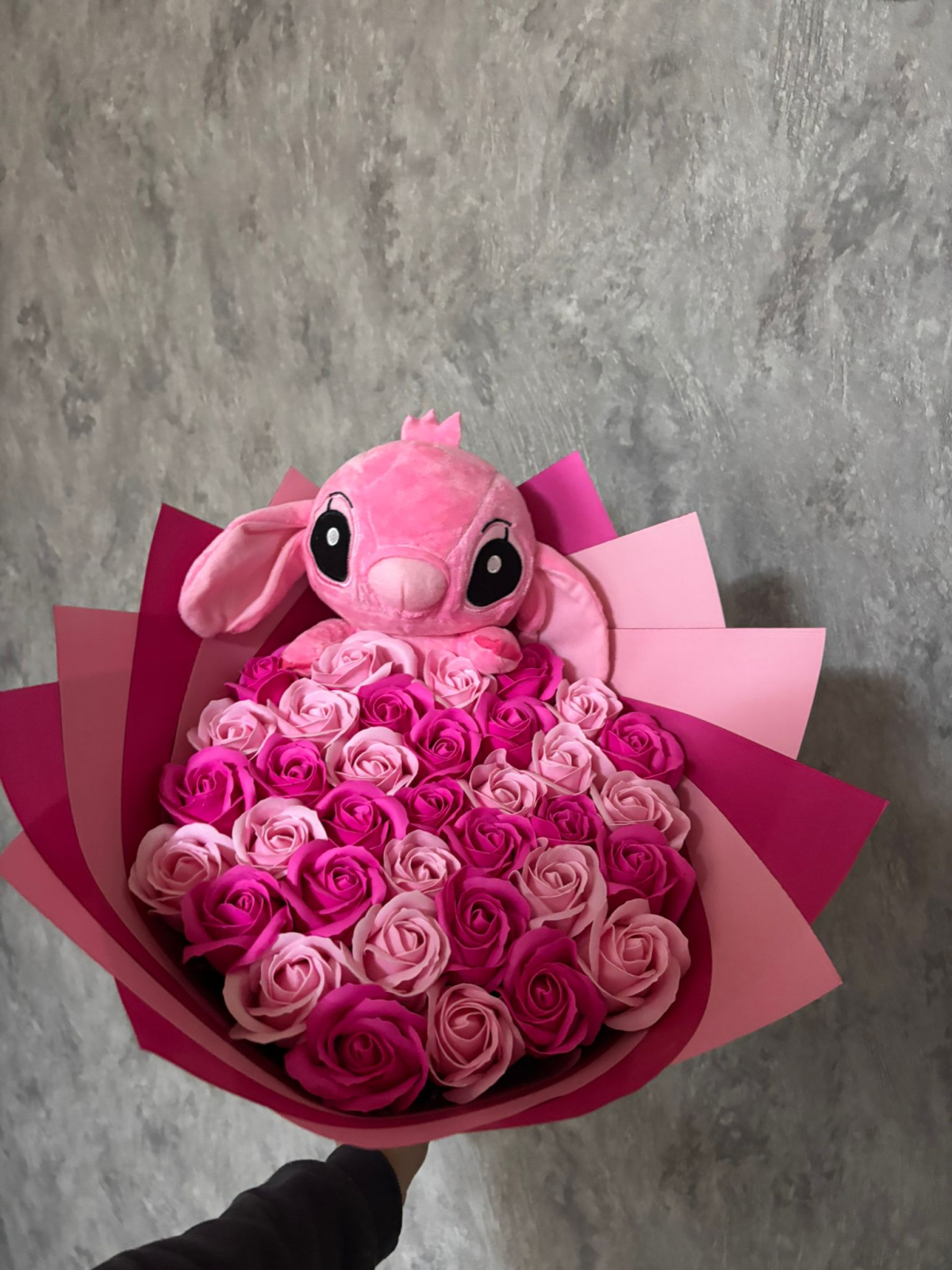 Buchet cu 35 de trandafiri ciclam si roz deschis