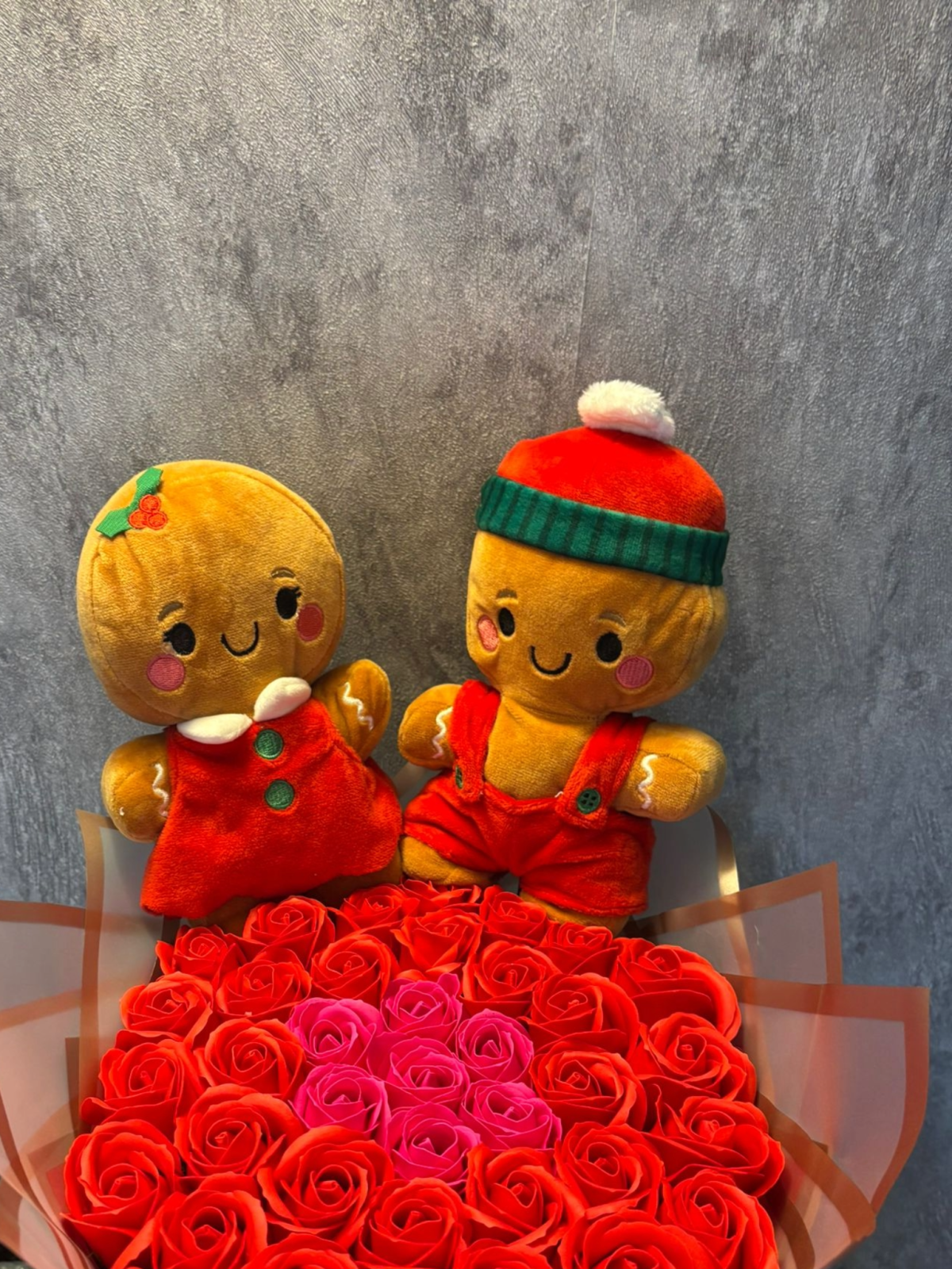 Buchet cu 37 de trandafiri rosii si ciclam